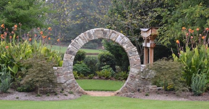 38 Eye-Catching Moon Gate Designs For Your Garden • Insteading
